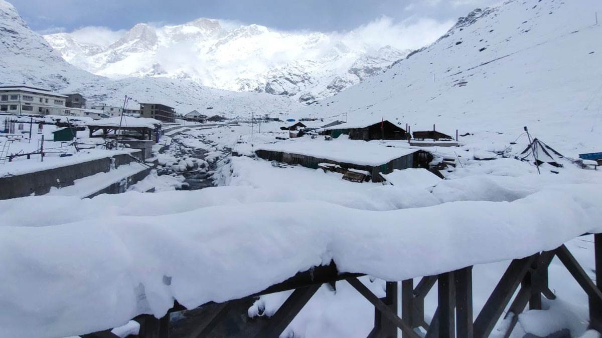 Snowfall: उत्‍तराखंड की वादियों ने ओढ़ी बर्फ की सफेद चादर, खिंचे चले आ ...