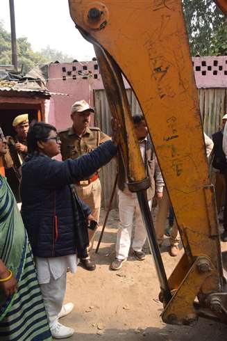 40 साल से काबिज थे जिला अस्‍पताल की जमीन पर 46 परिवार, जानें-कैसे हटाए ...