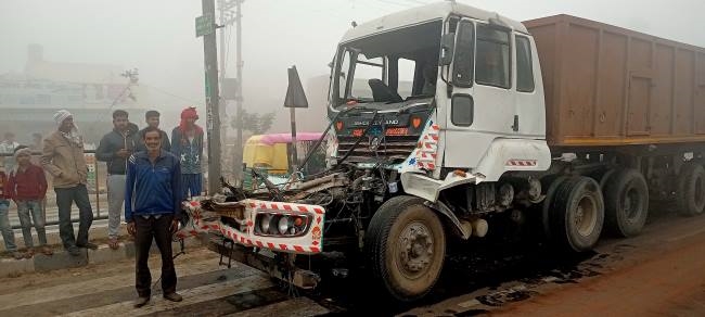 कोहरे में चार ट्रकों की भिड़ंत, आठ लोग घायल - hathras,Four trucks ...