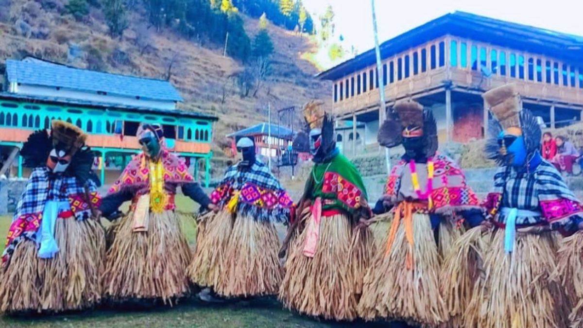 Kulloo News: यहां मुखौटा पहनकर कसते हैं अश्लील गालियां, कुल्लू में ...