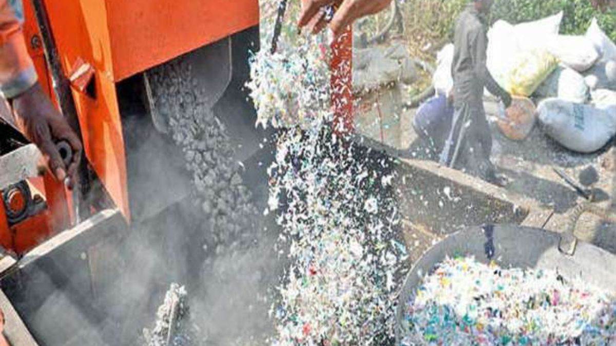 पिछड़ रही प्लास्टिक कचरे से सड़क बनाने की योजना, पिछले साल के मुकाबले ...