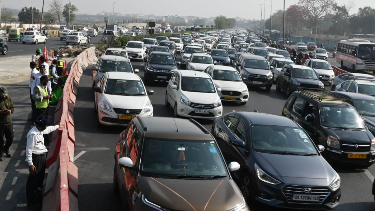 NH-48 बंद होने से दिल्ली-गुरुग्राम हाईवे पर लगा भीषण जाम, रेंगते हुए ...