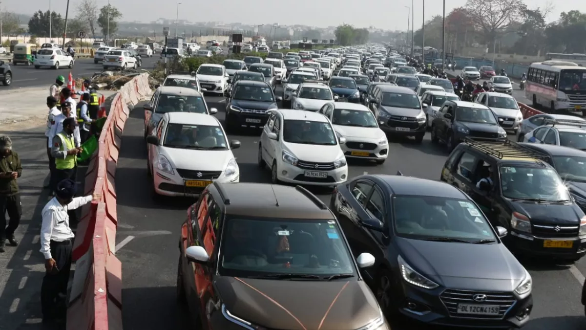 NH-48 बंद होने से दिल्ली-गुरुग्राम हाईवे पर लगा भीषण जाम, रेंगते हुए ...