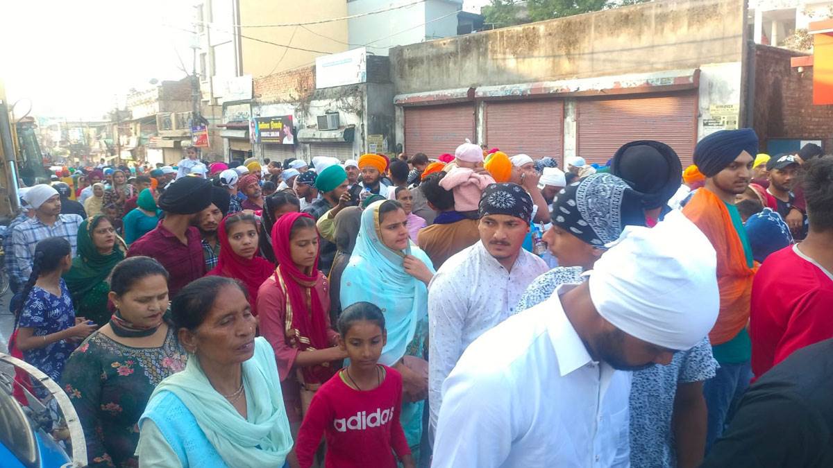 Jhanda ji Mela Dehradun: श्रीमहंत देवेंद्र दास की अगुआई में पुष्पवर्षा ...