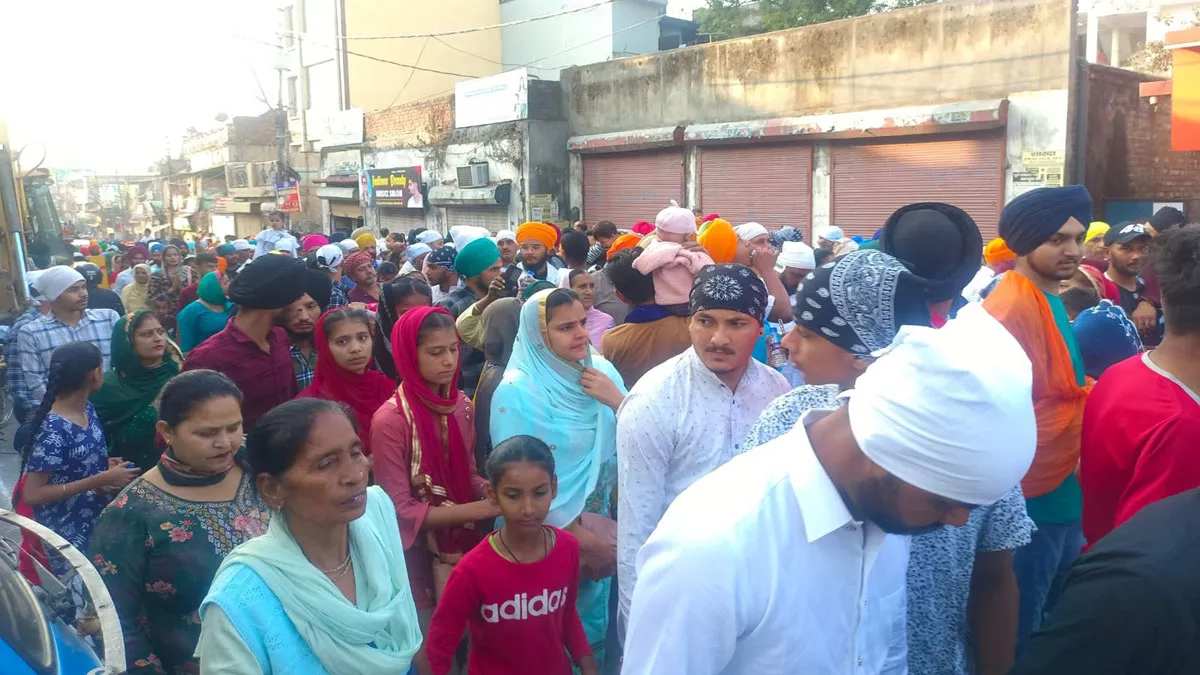 Jhanda ji Mela Dehradun: श्रीमहंत देवेंद्र दास की अगुआई में पुष्पवर्षा ...
