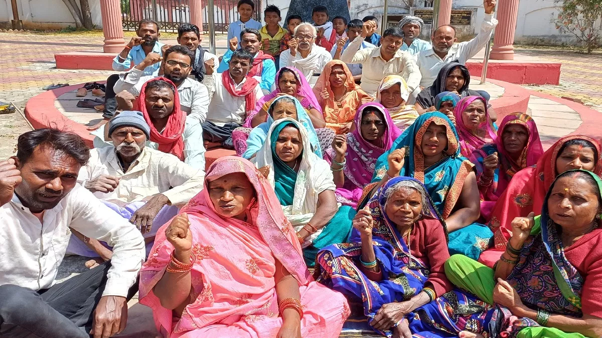 Chakbandi: चकबंदी प्रक्रिया में गड़बड़ी देख UP के इस गांव के लोग धरने ...