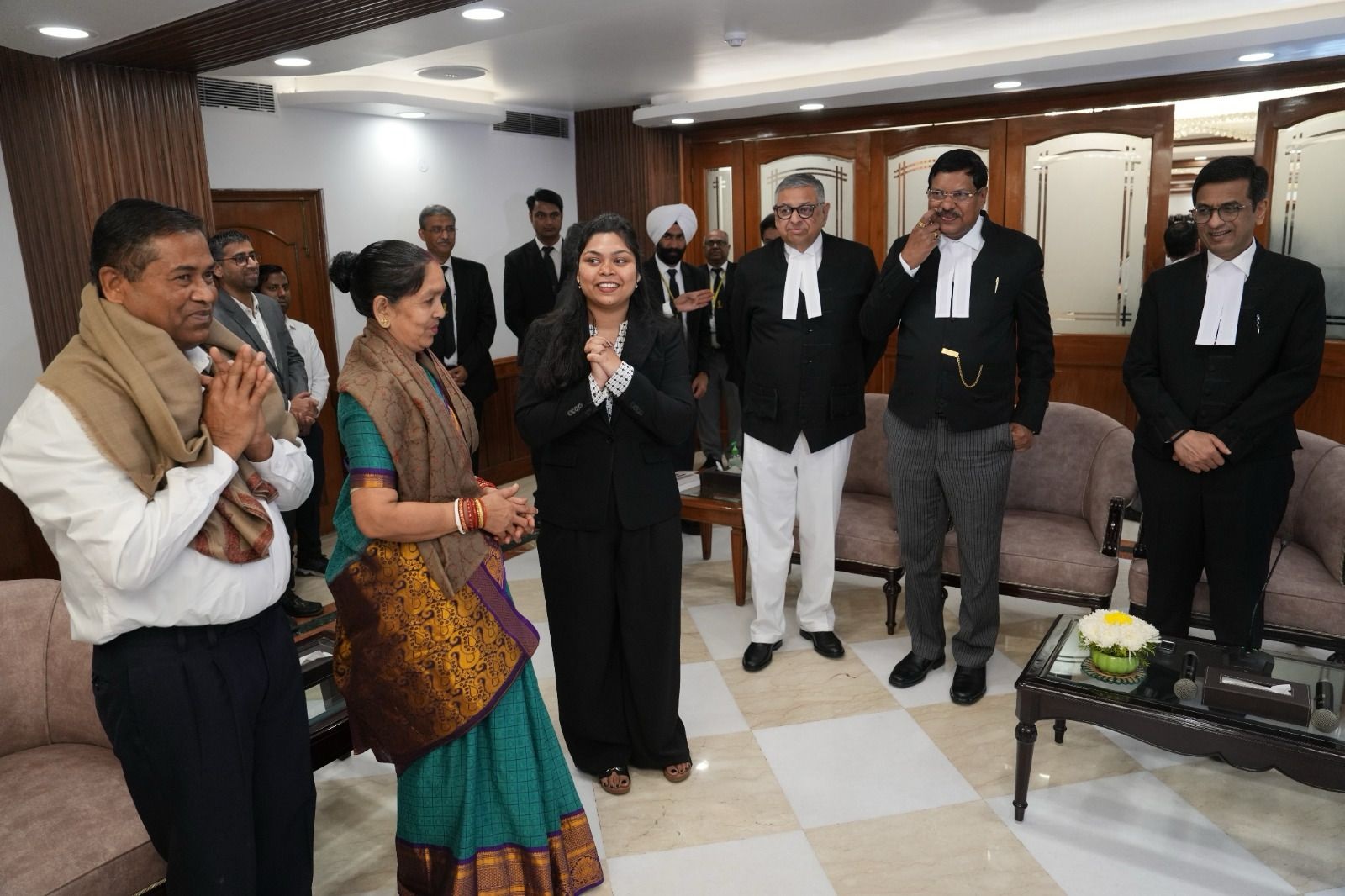 'देश की सेवा के लिए वापस...' Supreme Court के कुक की बेटी को मिली दो ...