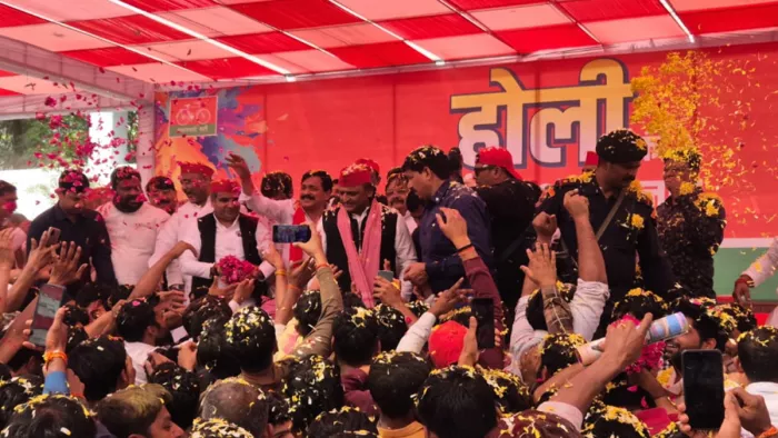 सैफई में समाजवादी रंग, अखिलेश यादव ने खेली फूलों की होली; जुटे हजारों ...