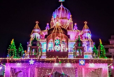 आकर्षक फूलों और लाइटों से सजा डेरा बाबा जोध सचियार, आज से शुरू होगा ...
