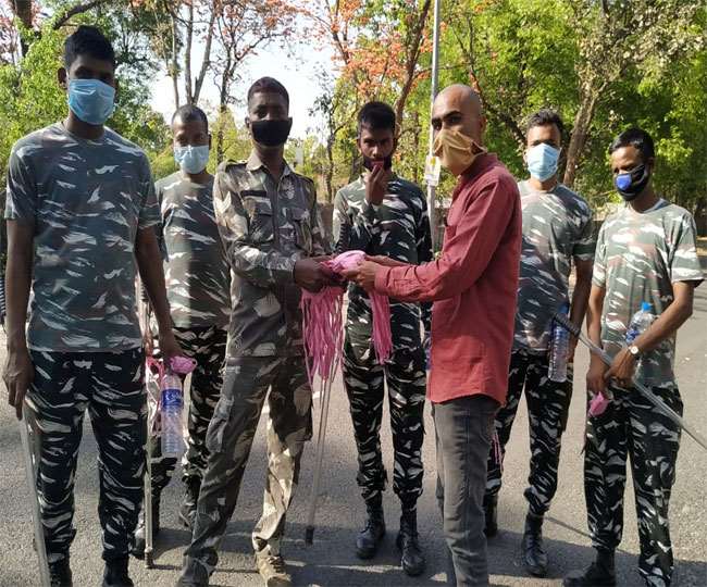 Positive India: अर्धसैनिक बलों को मुफ्त में मास्क दे रहा एकल अभियान ...