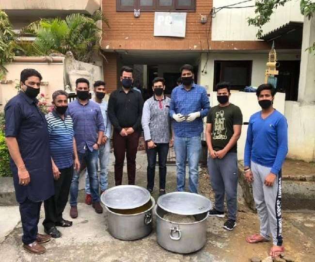 हमारे योद्धाः Quarnatine होने के बाद भी फोन पर स्टाफ का सहयोग कर रहीं ...