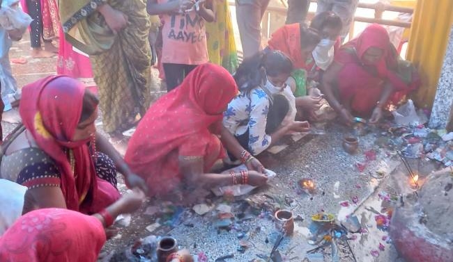 मास्क लगाकर माता की आराधना, मांगा आशीर्वाद - Navratr, Mask wear devoty ...