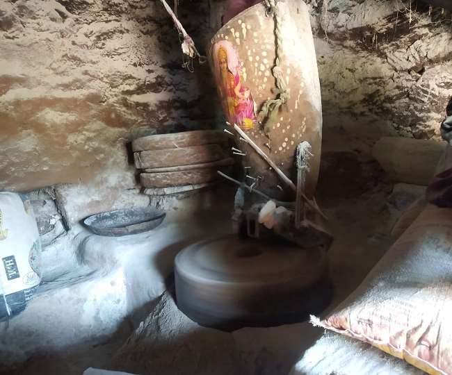 Gharat : पहाडों पर घराट में गेहूं पीसते हैं लोग, तस्वीर में देखें कैसे ...