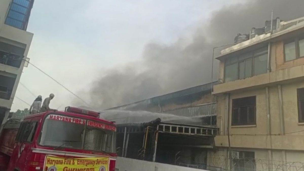 Gururgam Fire: व्हीलचेयर बनाने वाली कंपनी की इमारत में लग भीषण आग, मौके ...