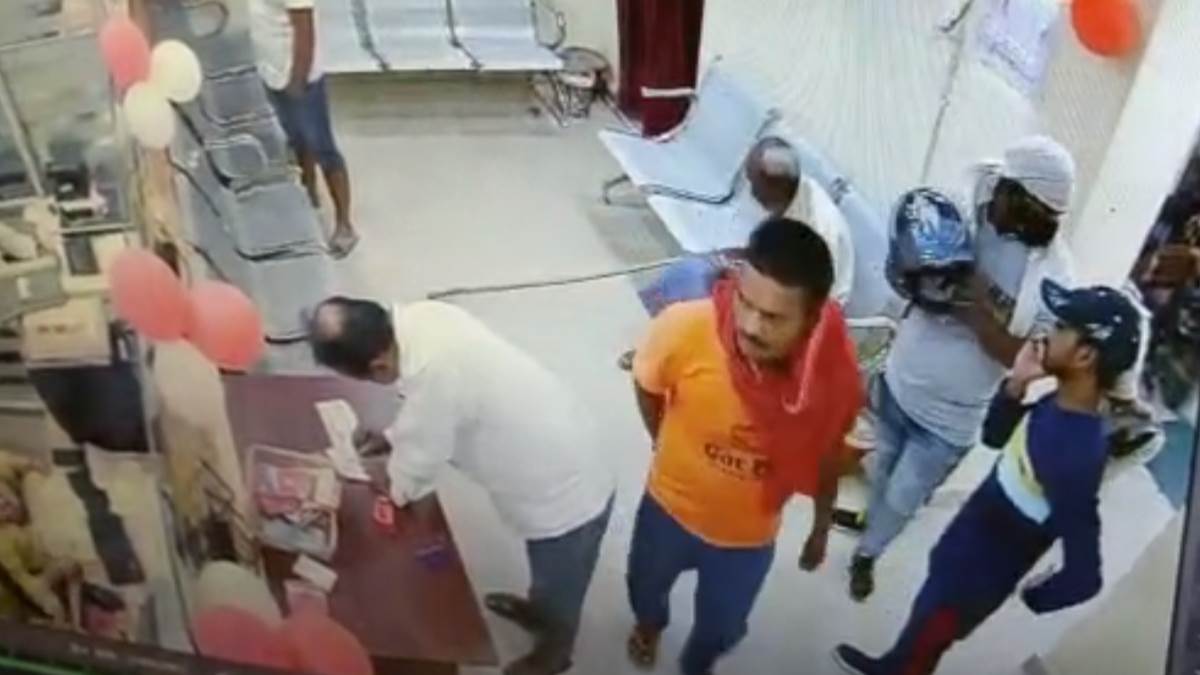 Sonpur Bank Loot: PNB लूटकांड का जांच करने पहुंची फॉरेंसिक टीम, साल ...