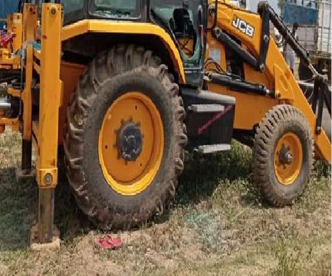 मृत जानवर को दफनाने के लिए चलाई जेसीबी, गैस पाइप लाइन हुई लीक - gas ...