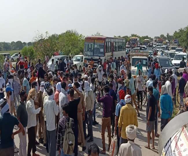 Lockdown 3.0: Yamuna Expressway पर प्रवासी मजदूरों ने इस मांग को लेकर ...