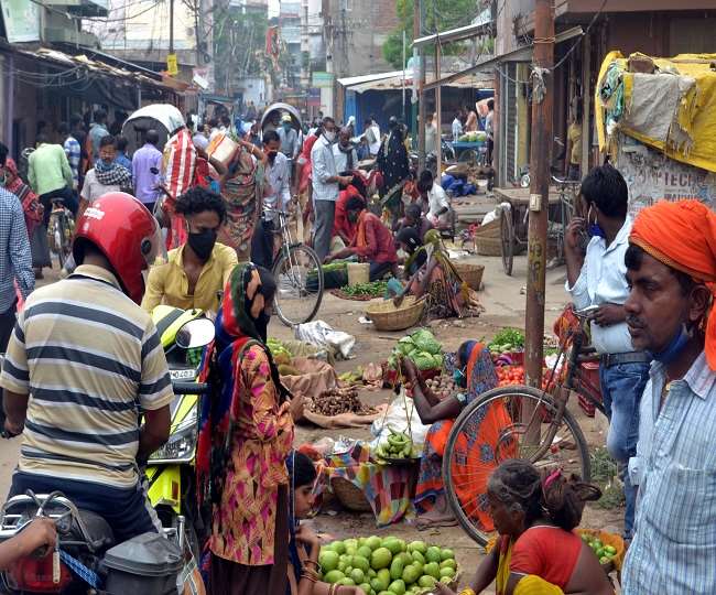 बोले डीएम सब्जी मंडी मीट मछली की दुकानों पर लॉकडाउन का सख्ती से कराएं