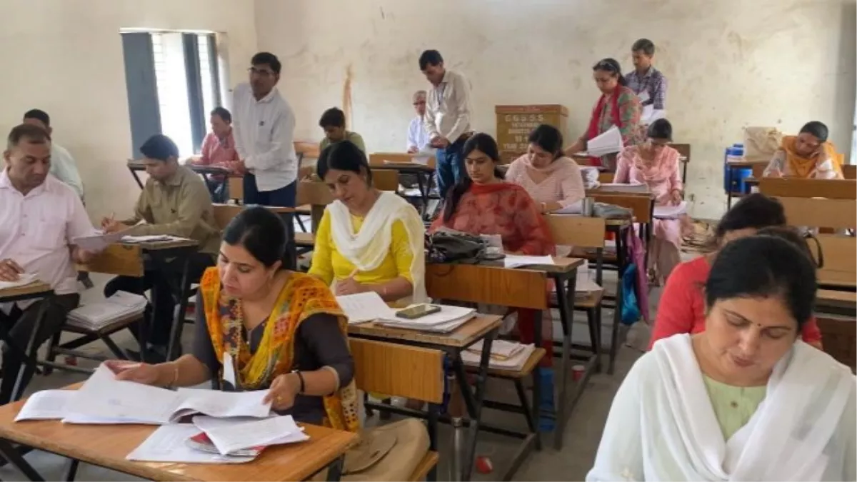 बोर्ड एग्जाम में छात्रों की अनोखी गुहार, सुसाइड कर लूंगी, जितने पैसे ...