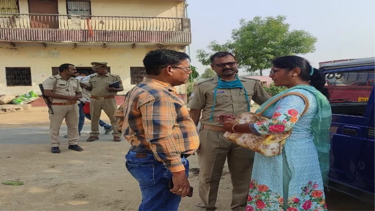चंदौली में पुलिस की दबिश के दौरान युवती की मौत की जांच करने पहुंची सीबीसीआईडी की टीम, परिजनों ने ...