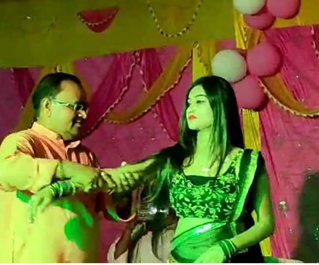 Gopal Mandal ले चली घुमावे बुलेट पर जीजा गाने पर डांसर संग खूब थ‍िरके ...