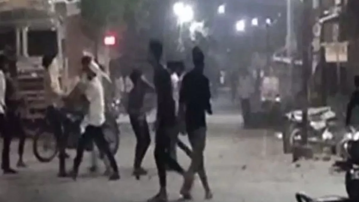 Maharashtra: अकोला में दो गुटों के बीच हिंसक झड़प, एक व्यक्ति की मौत ...