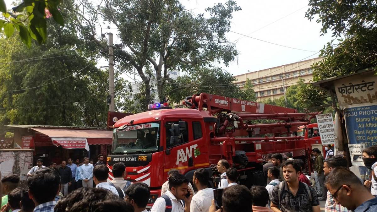 Delhi Fire News: ITO में सीआर बिल्डिंग में लगी आग, सात लोगों को किया ...