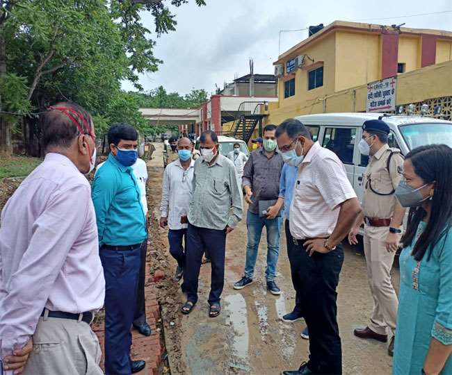 Gaya News: गया डीएम की दो टूक, कोविड का टीका नहीं तो जून का वेतन भी ...