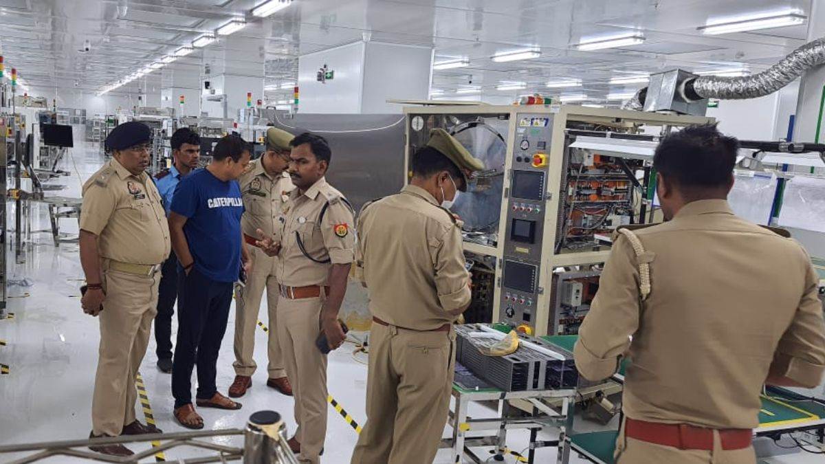 ग्रेटर नोएडा: Oppo और Vivo के मोबाइल के कैमरे बनाने वाली फैक्ट्री में ...