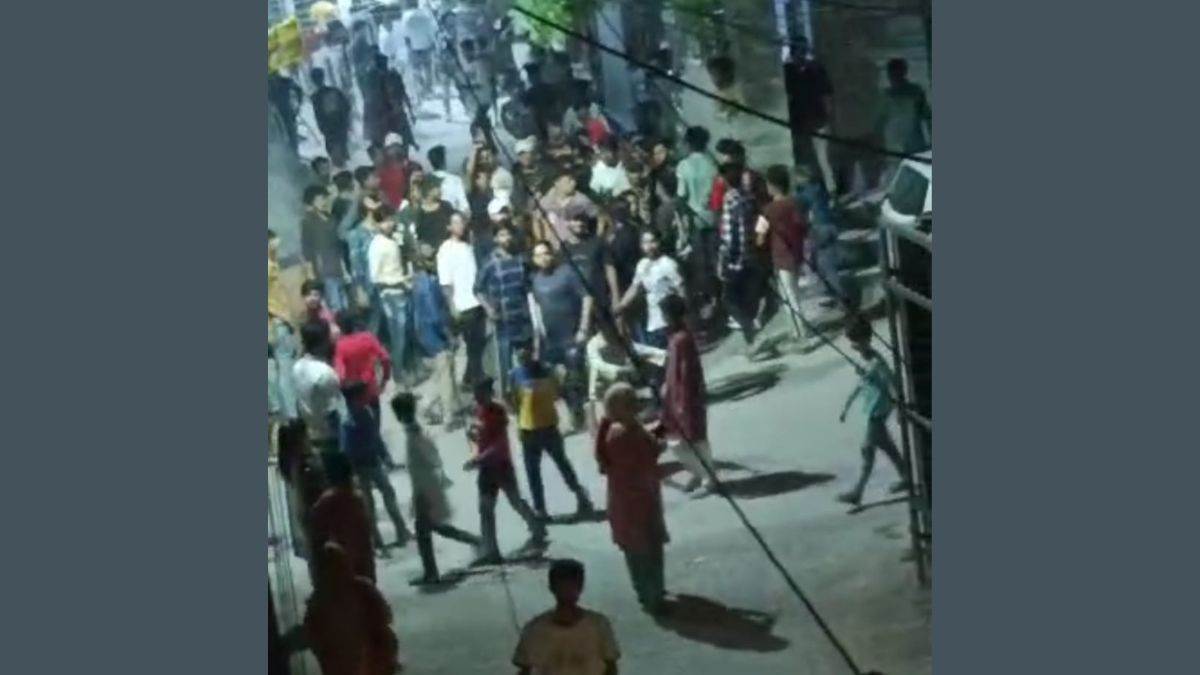 Delhi: सुल्तानपुरी में दो गुटों में बवाल, धारदार हथियारों से लैस एक ...