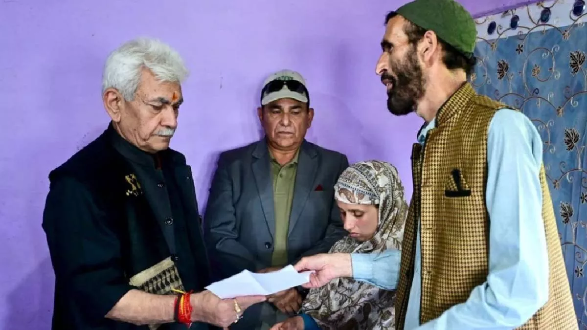 पहलगाम हमले में मारे गए आदिल के परिवार को मिला सहारा, पत्नी को इस विभाग ...