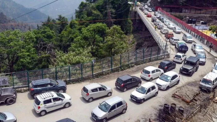 शिमला में पर्यटकों की भारी भीड़, ट्रैफिक जाम से जनजीवन अस्त-व्यस्त; आठ ...
