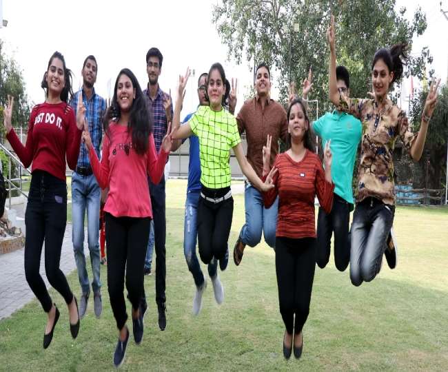 CBSE Intermediate Result: सफलता के पंखों ने दी खुशी को उड़ान,झूमे ...