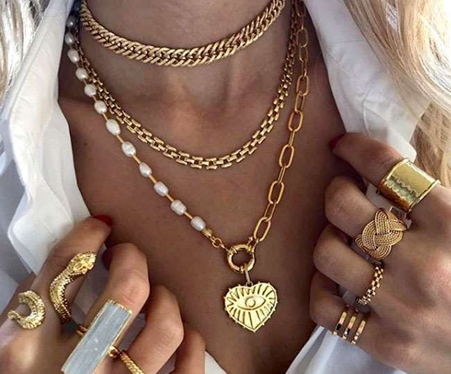 Layered Jewelry Style: लेयर्ड जूलरी ट्राइ करना चाहती हैं, तो अपनाएं ये ...