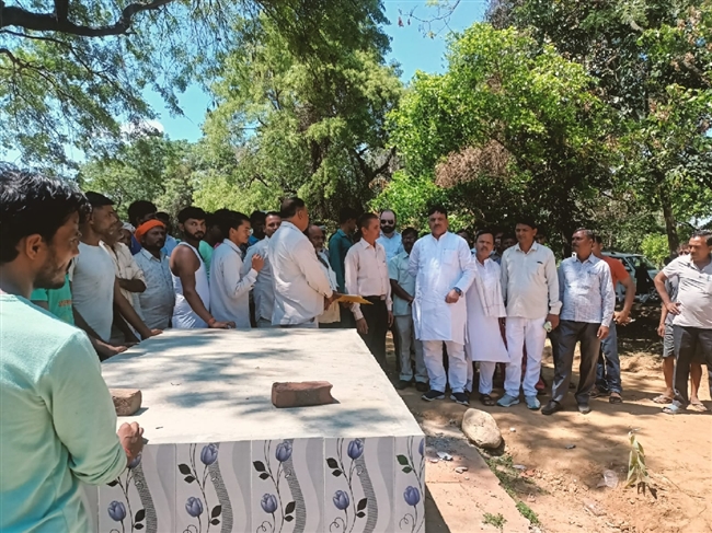 सांसद ने की ग्रामीणों को दिया जांच कराने का आश्वासन - MP assured to ...