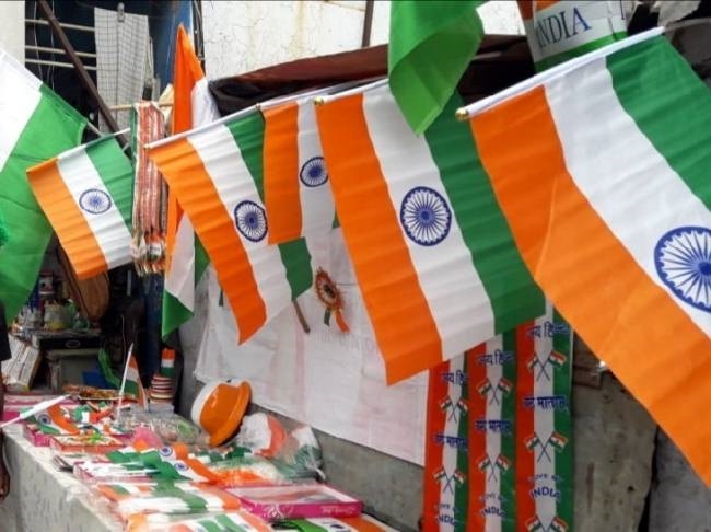 तिरंगे झंडों से सजे बाजार, दिखा उत्साह