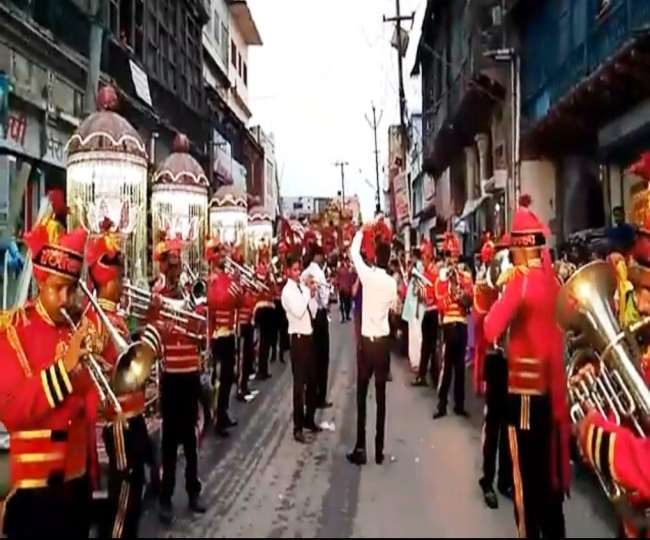 अब पुराने ढर्रे पर बैंड-बाजा और बरात, शादी-पार्टी में बफे की जगह बैठाकर ...