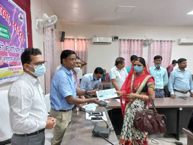 सहरसा कोविड से मृत 25 लोगों के आश्रितों को डीएम ने दिया डमी चेक ...