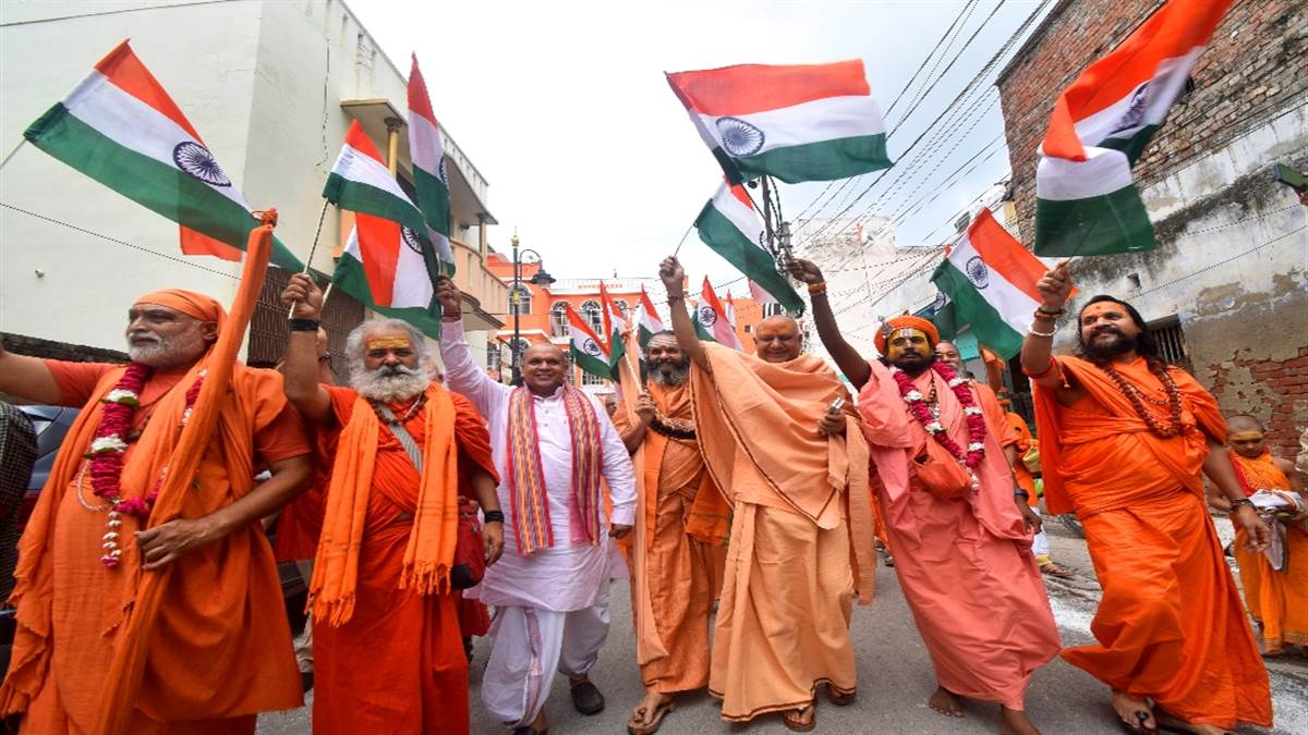 वाराणसी में संतों की बैठक : बाबा रामदेव के हाथ वैदिक शिक्षा बोर्ड की ...