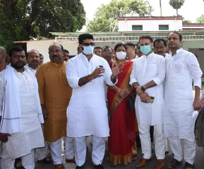 पटना में एक साथ बैठे पशुपति पारस के चार सांसद, रालोजपा में टूट की चर्चा ...