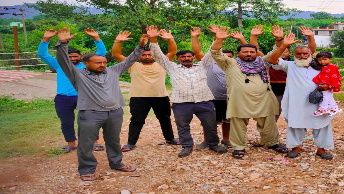 Jammu: डंसाल ब्लाक के खोड़े खल गांववासियों ने पुल बनाने की मांग को लेकर ...