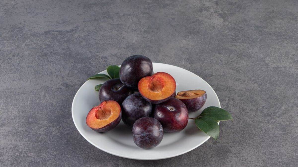 Benefits Of Plums: कब्ज से राहत दिलाने से लेकर हाई बीपी कंट्रोल करने तक ...
