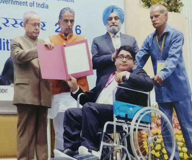 सौ फीसद दिव्यांग विवेक एमबीए एलएलएम के बाद कर रहे पीएचडी मिले कई सम्मान ...