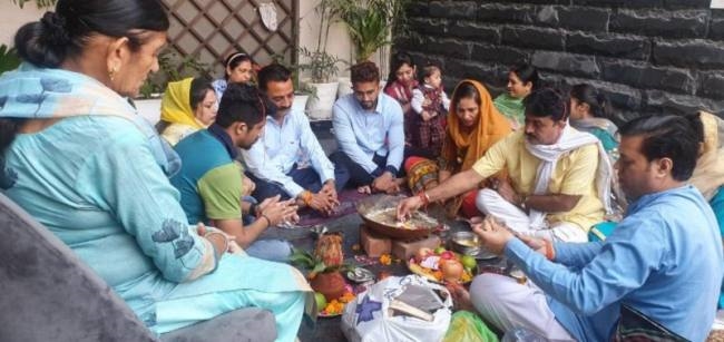 गुंबर परिवार ने सरबत के भले के लिए करवाया हवन - ludhiana religion model ...