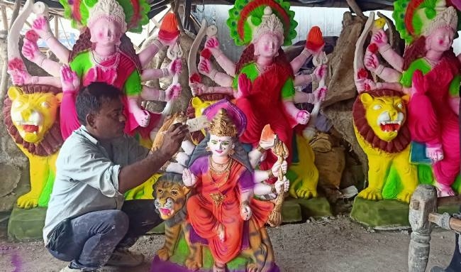 प्रतिमाओं में कलाकार भर रहे उम्मीदों के रंग - Mainpuri: Artists are ...