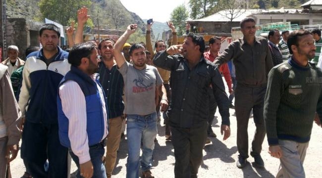 पानी की सप्लाई लड़खड़ाने से एती गांव के लोग गुस्से में - protest for ...