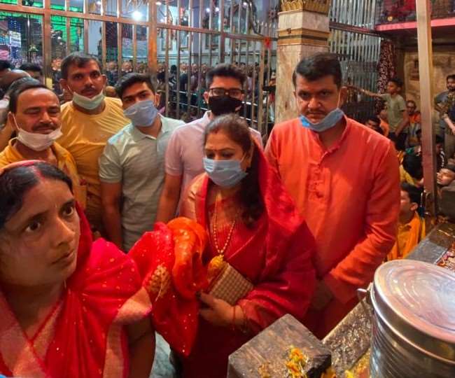 परिवार संग भक्ति में सराबोर दिखे मुंगेर DM नवीन कुमार, आम श्रद्धालुओं ...