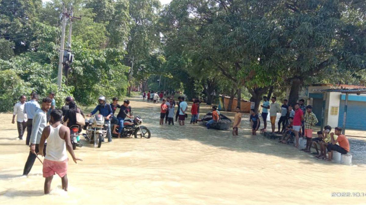 Flood In Deoria: महेन के पास राप्ती नदी का पानी ओवरफ्लो, दहशत में ...