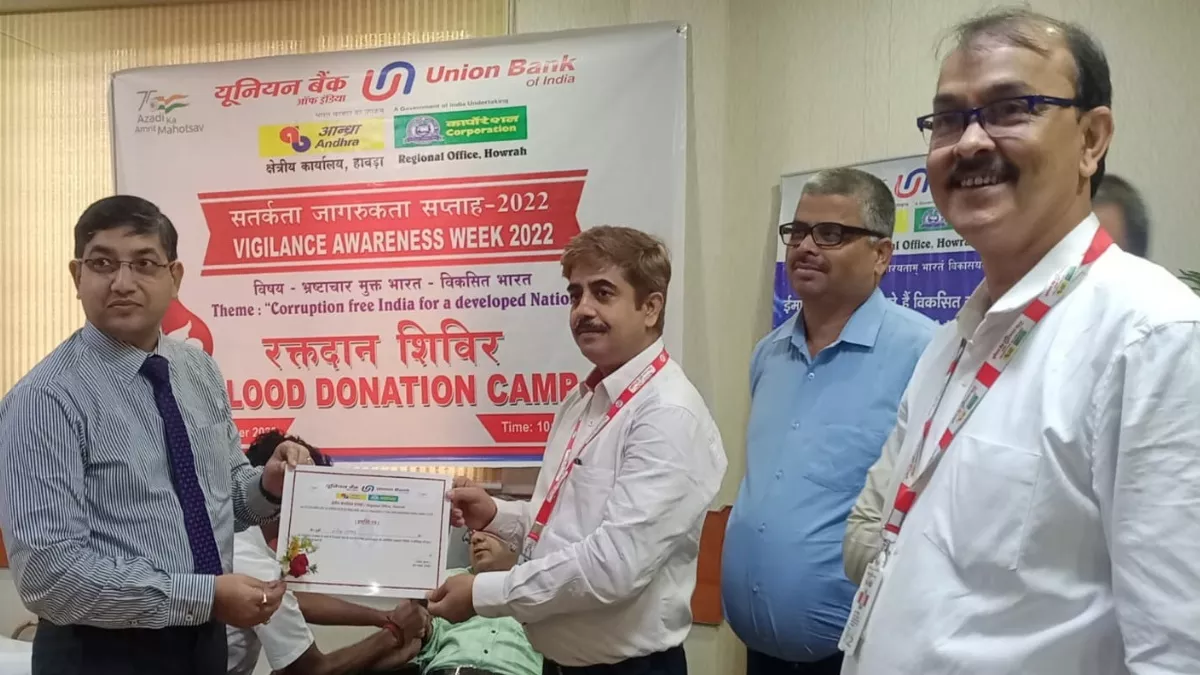 हावड़ा के क्षेत्रीय प्रमुख समीर कुमार शिविर में पहले रक्तदाता बने ...