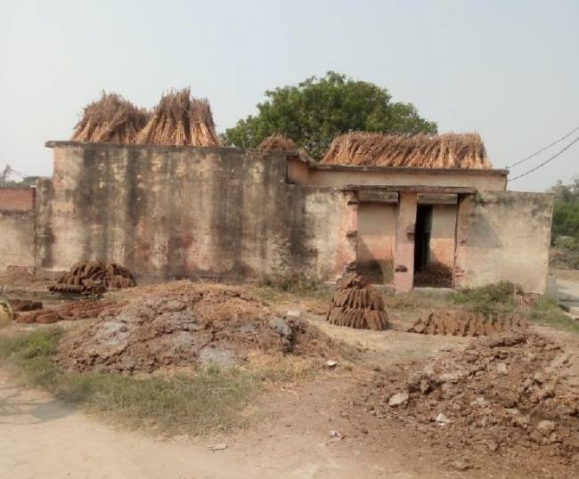 जच्चा बच्चा केंद्र का भवन जीर्णशीर्ण, मरीजों को नहीं मिलती दवा ...